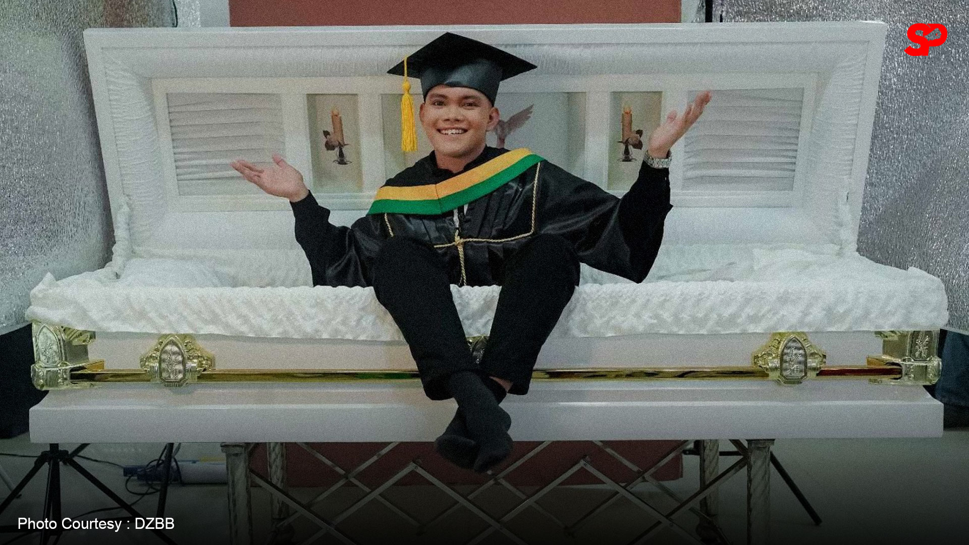 Kabaong grad pic goes viral - Sunday Punch